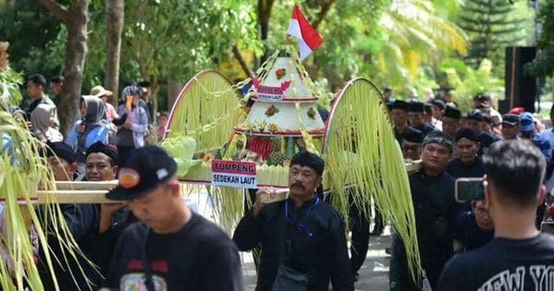 Apa Itu Tradisi Sedekah Laut? | Popmama.com